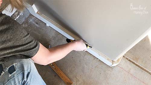 How To Remove Baseboards Without Damage • Queen Bee of Honey Dos